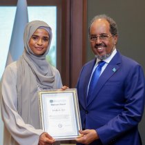 Somalia President Awards Honorary Certificate to renowned Somali Boxing ...
